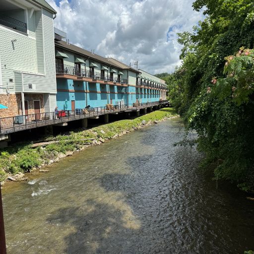 7 Outstanding Hotels in Pigeon Forge on the River - Smoky Mountains ...